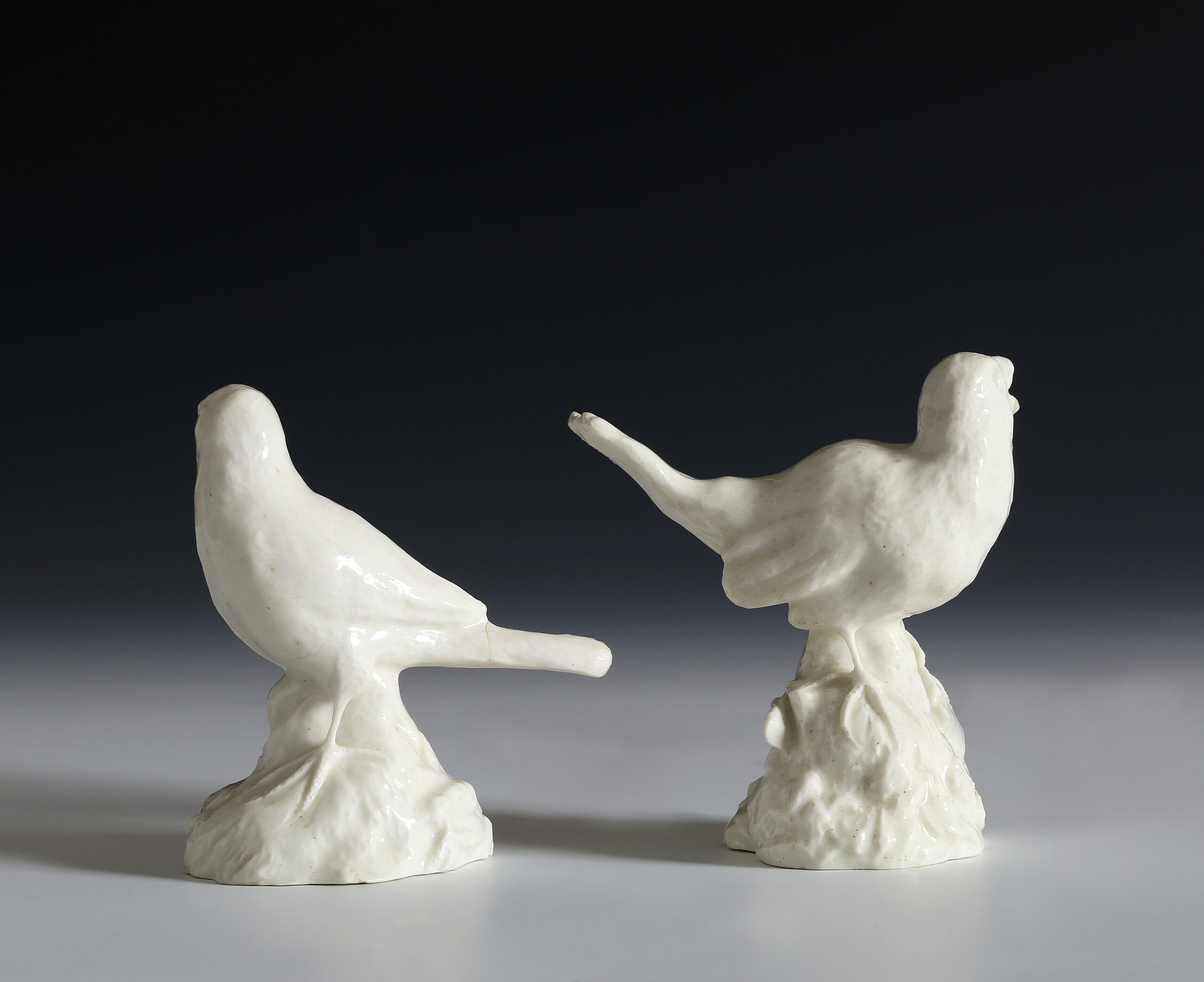A PAIR OF BOW FINCHES | Rare Ceramics